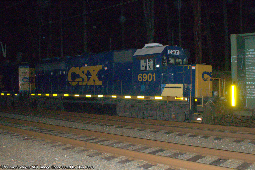 CSX GP40-2 6901 on Q438-07